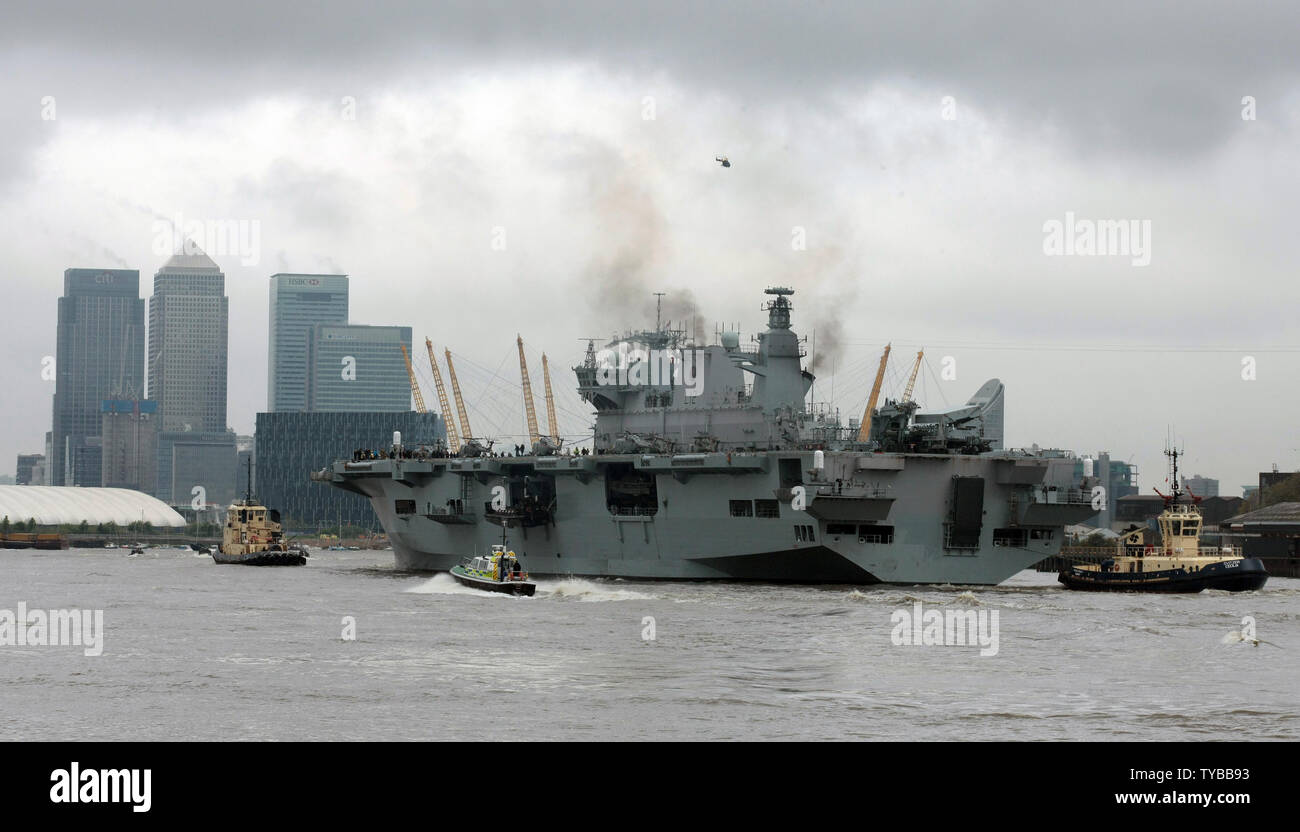 Hms ocean heads towards greenwich hi-res stock photography and images ...