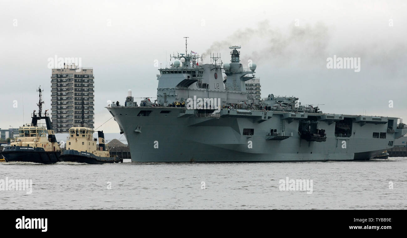 Hms ocean heads towards greenwich hi-res stock photography and images ...
