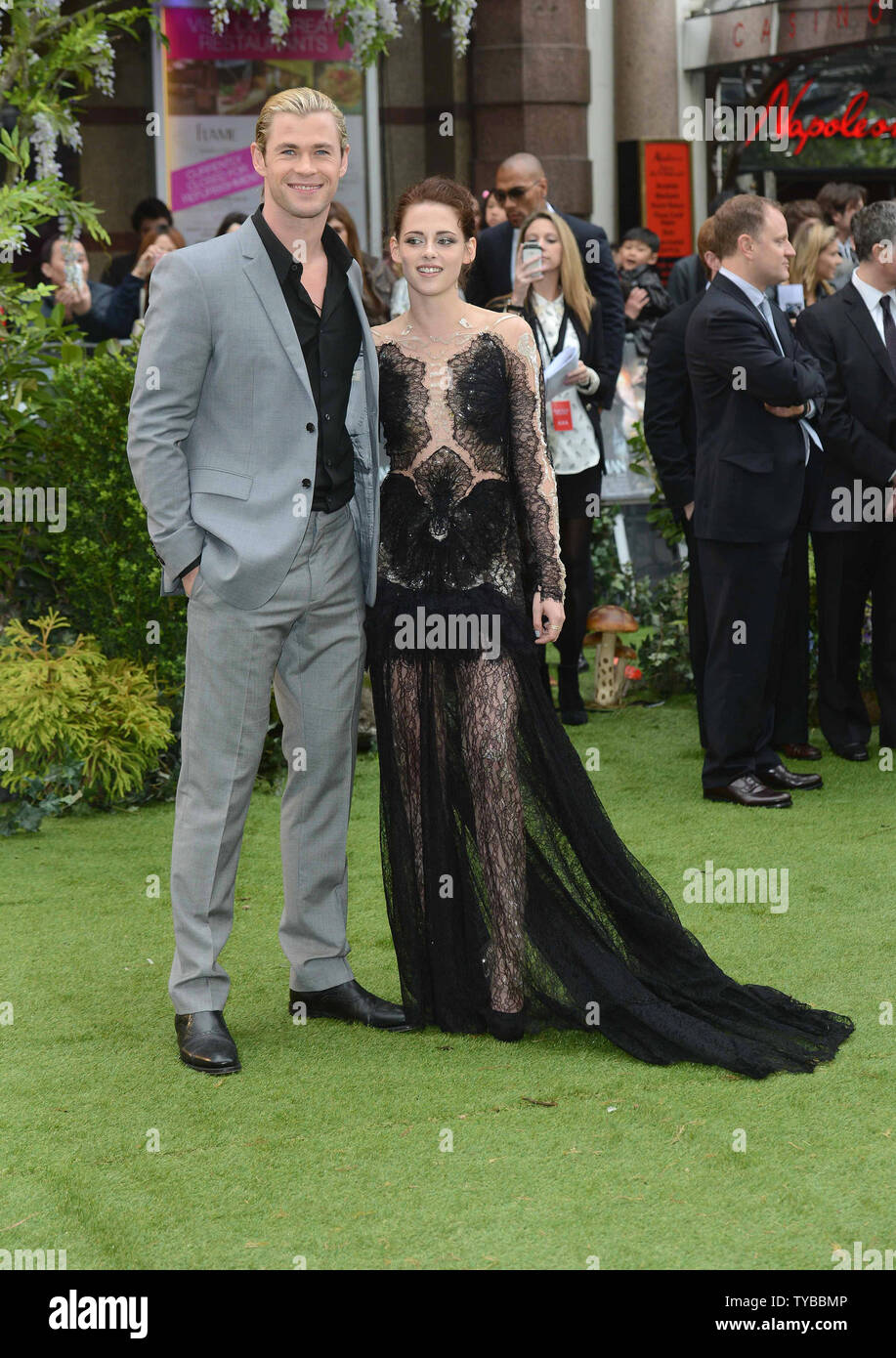 Kristen stewart chris hemsworth snow hi-res stock photography and ...