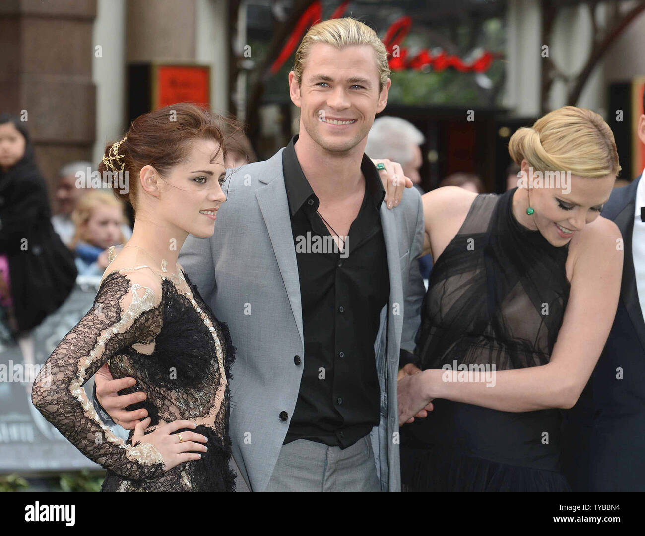 Charlize theron chris hemsworth hi-res stock photography and images - Alamy
