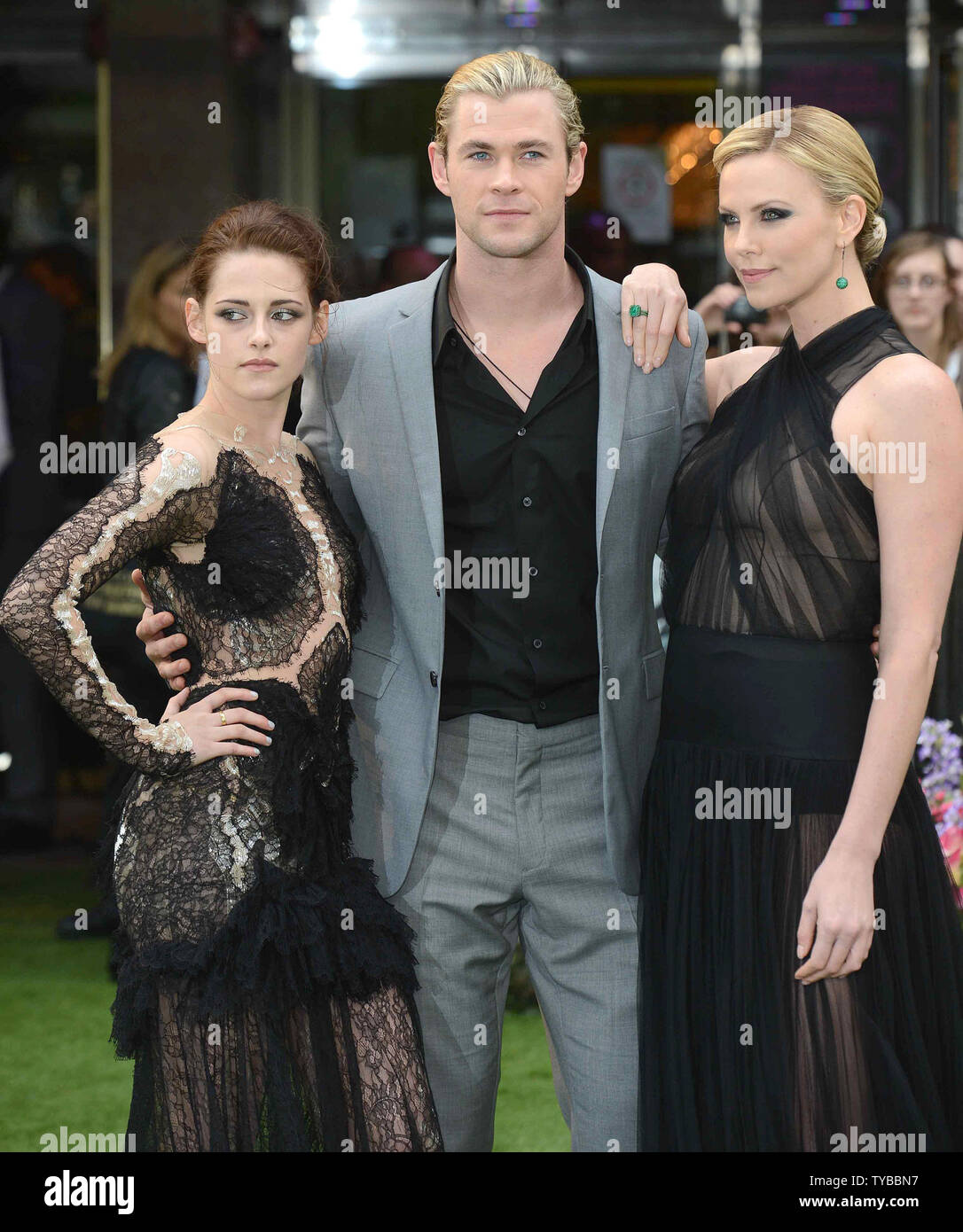 Charlize theron chris hemsworth hi-res stock photography and images - Alamy