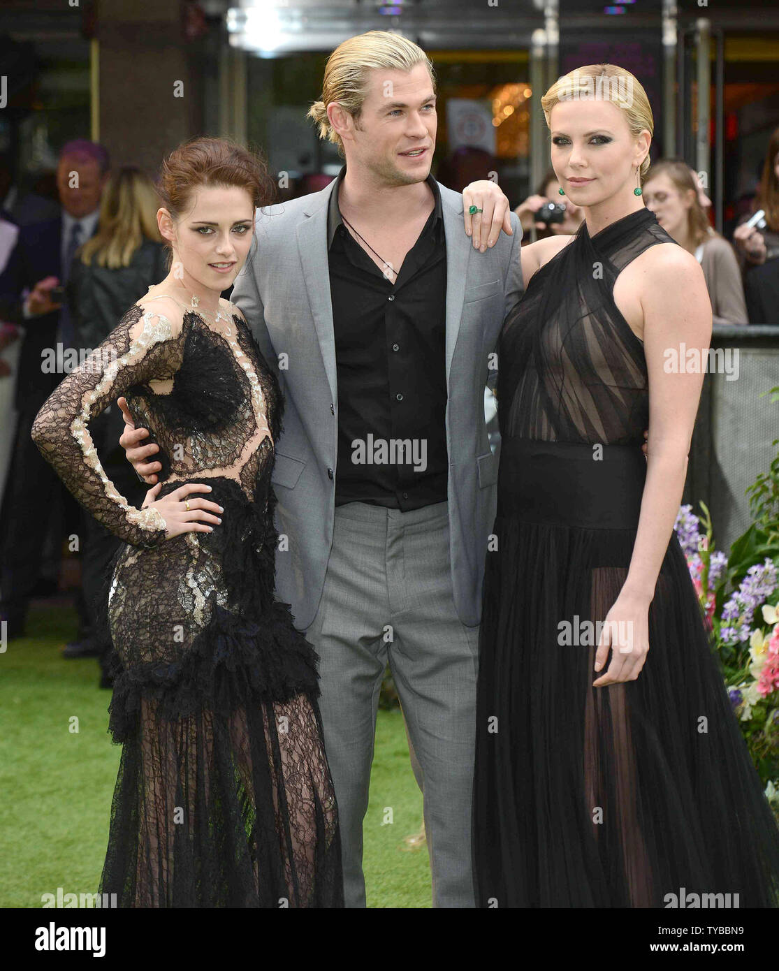 Charlize theron chris hemsworth hi-res stock photography and images - Alamy
