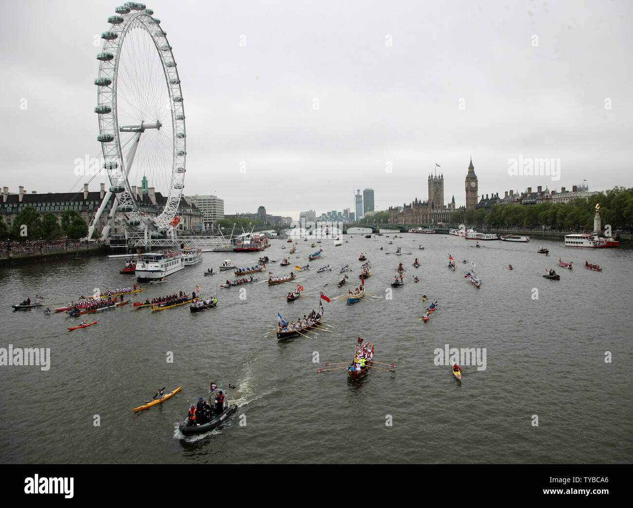 Thousands of boats sail down the River Thames to commemorate Queen ...