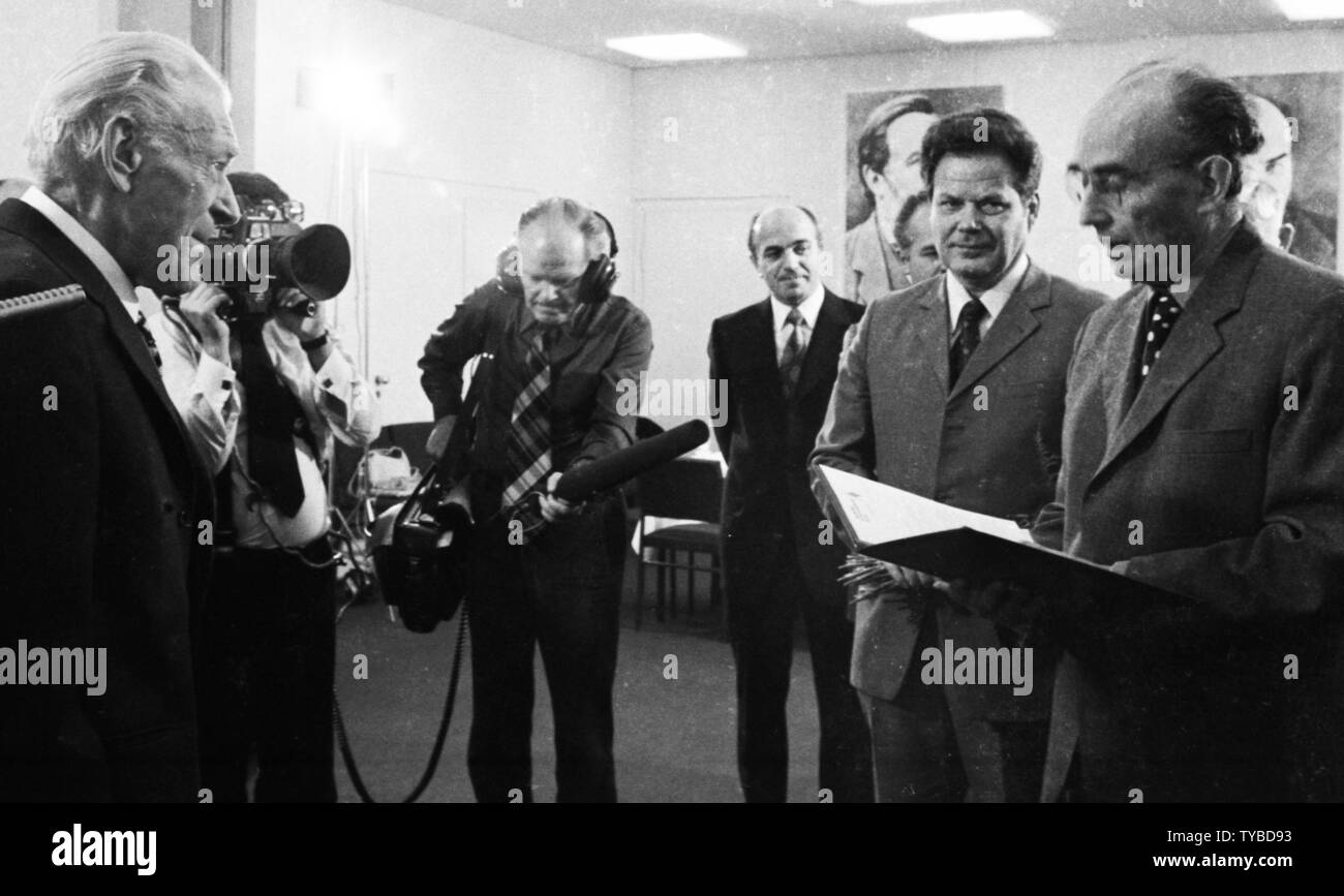 The senior of the West German Communists (KPD/ DKP), Max Reimann ...