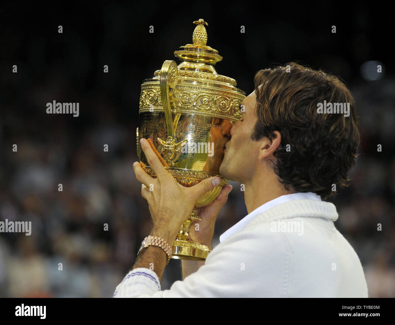 Roger federer wimbledon trophy hi-res stock photography and images - Alamy