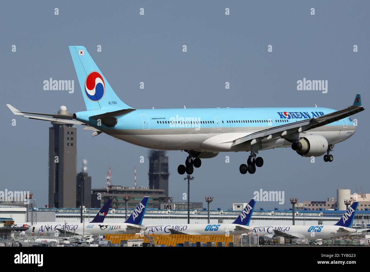 Tokyo, Japan – 16. May 2014: Korean Air Flugzeug Airbus A330 at Tokyo ...
