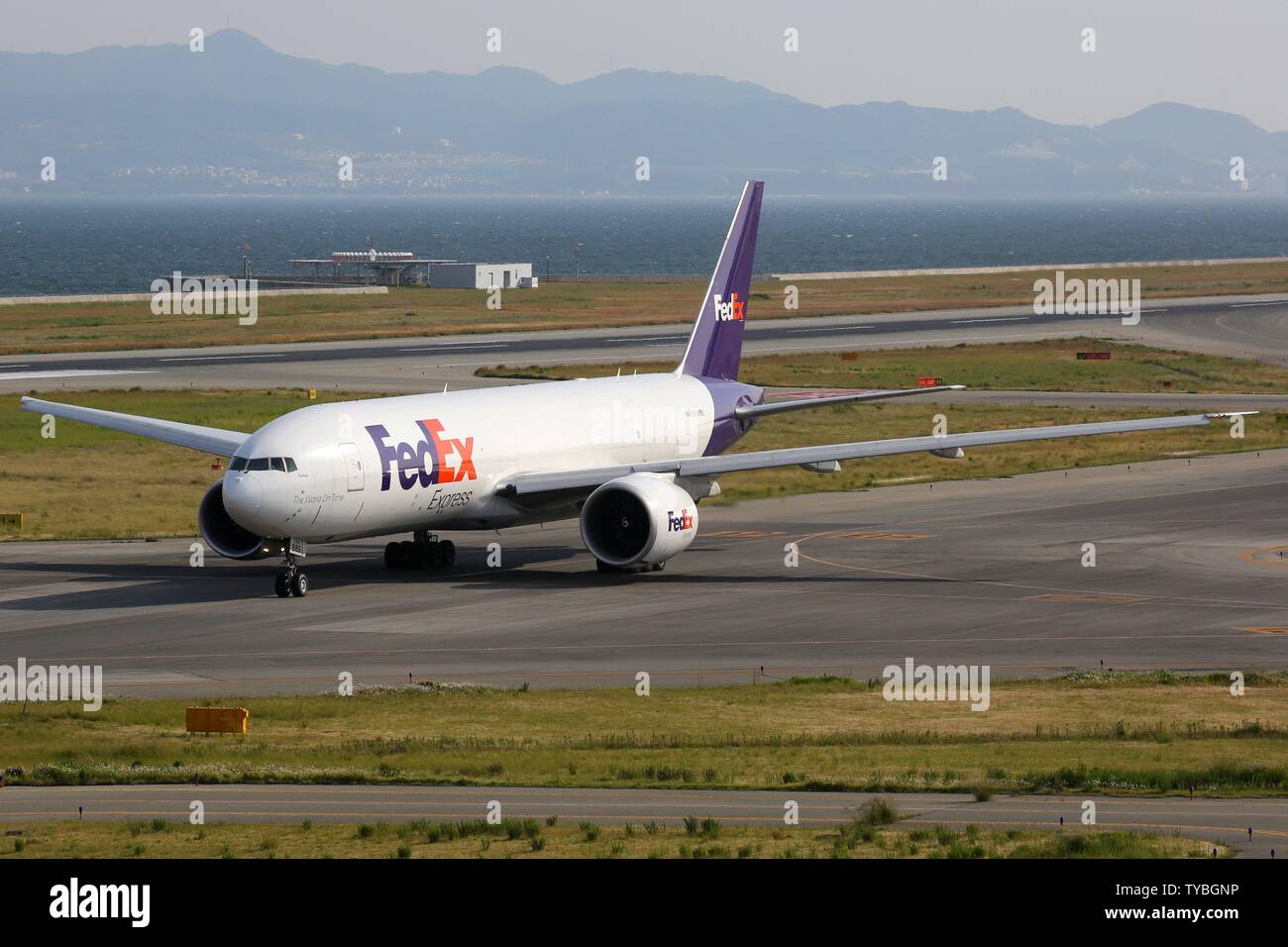 Fedex loading plane hi-res stock photography and images - Alamy
