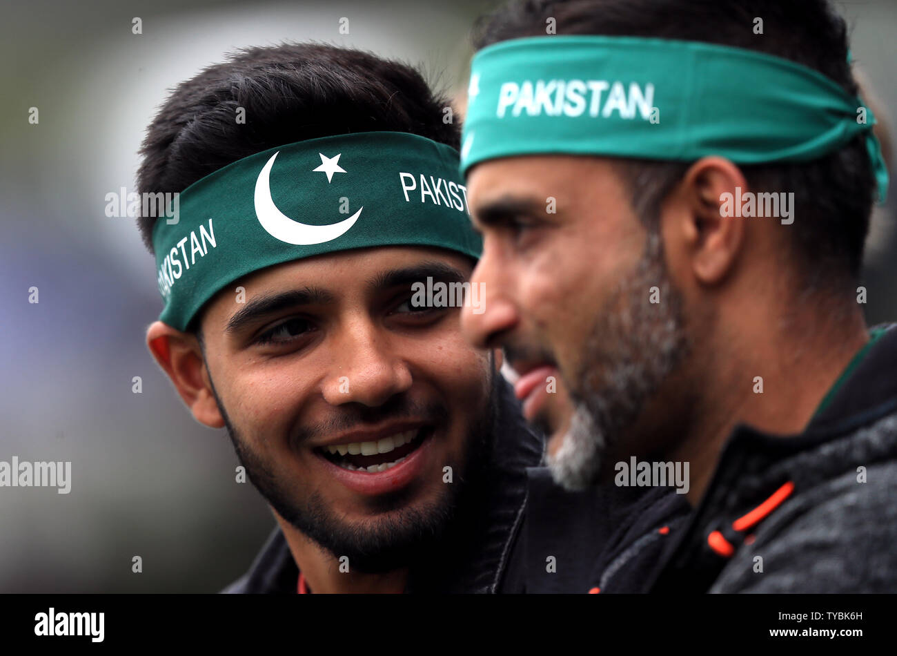 Pakistan fans in the stands hi-res stock photography and images - Alamy