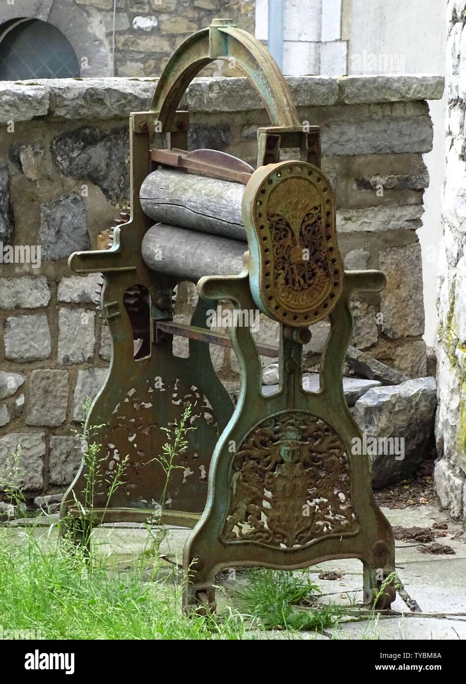 Clothes wringer hi-res stock photography and images - Alamy