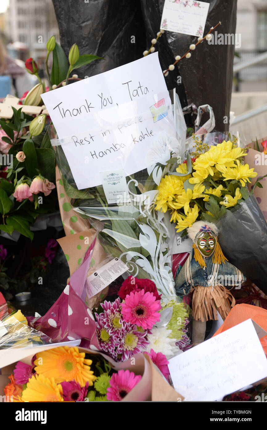 Tributes to former South African president Nelson Mandela by his statue ...