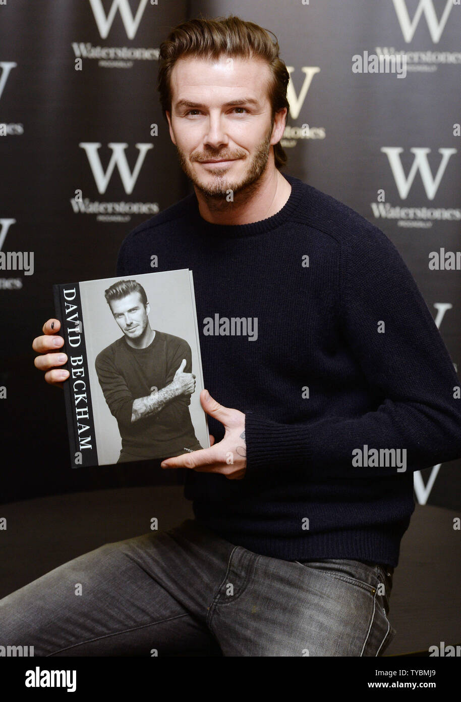 David beckham signing hi-res stock photography and images - Alamy
