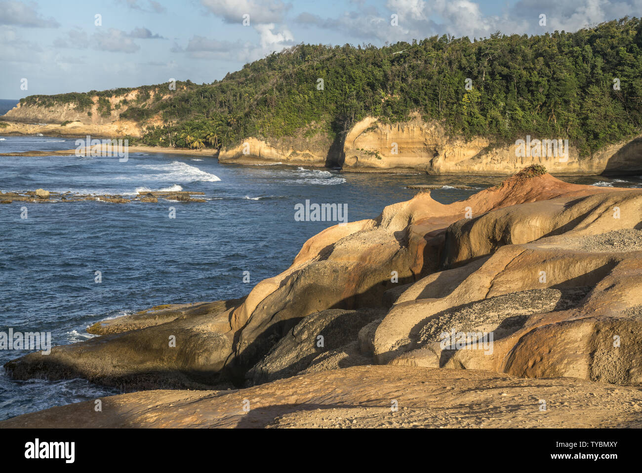 Rote Felsen am Pointe Baptiste bei Calibishie, Parish Saint Andrew ...