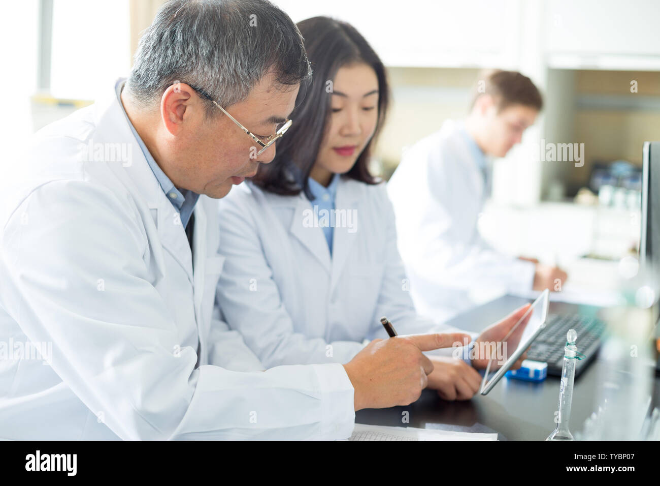 people doing chemical experiment in modern lab Stock Photo - Alamy