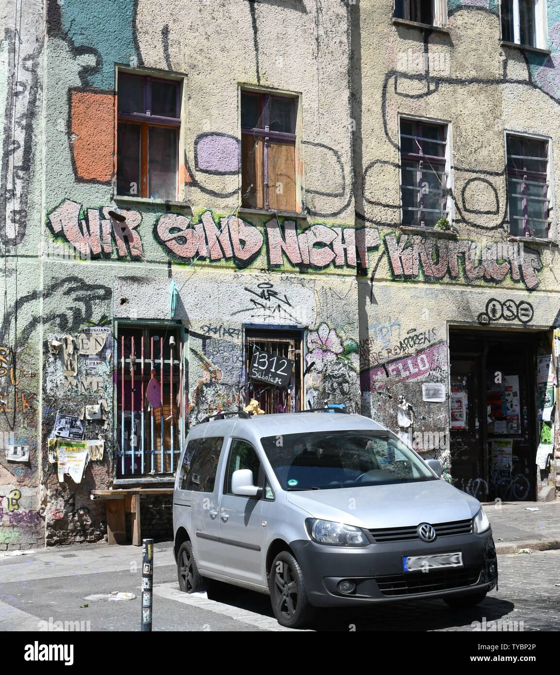 Besetztes Haus mit Graffitis in Berlin- Friedrichshain. Foto: Winfried ...