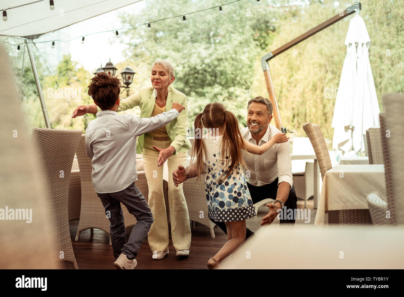 Grandparents hug hi-res stock photography and images - Alamy