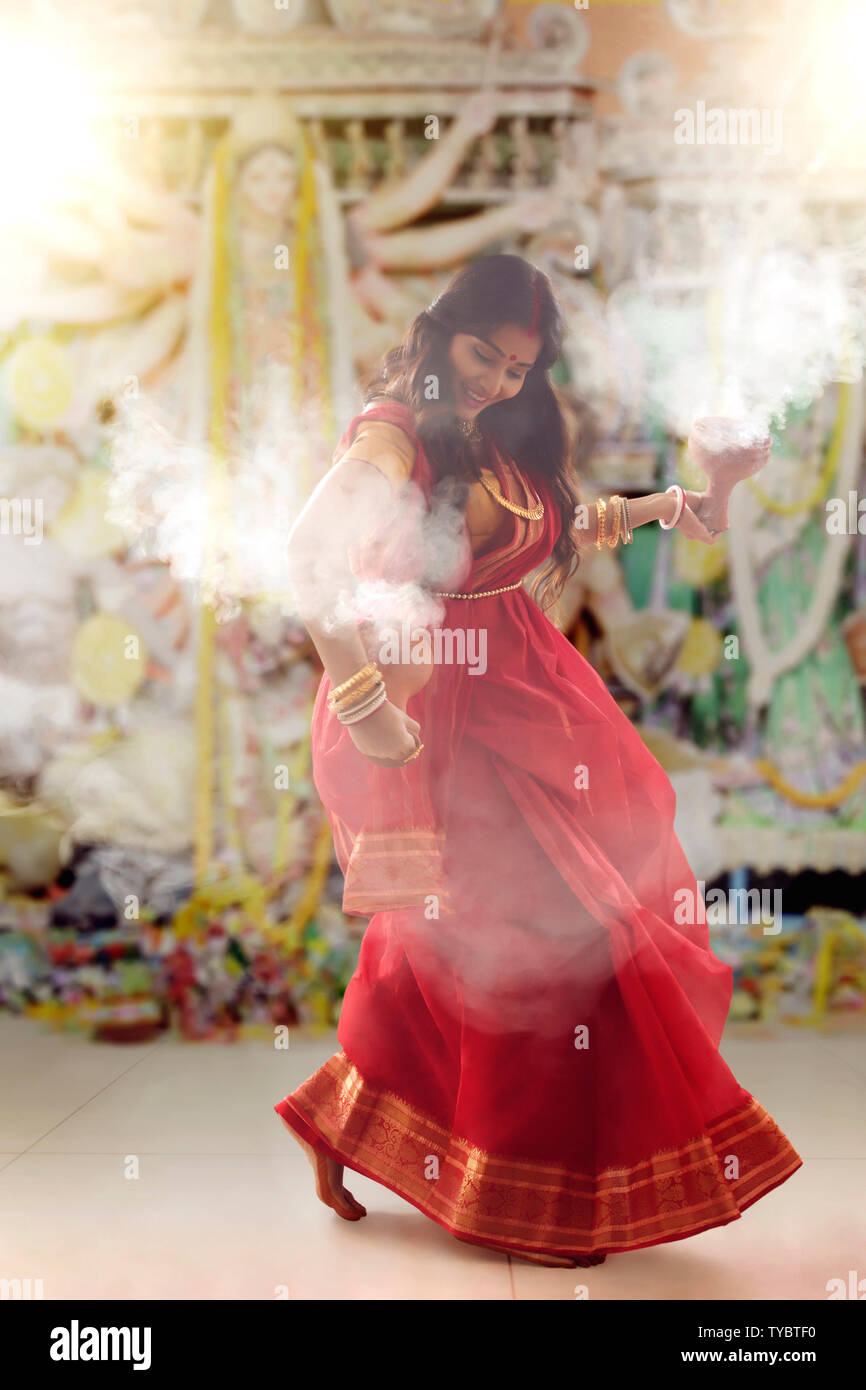 Bengali Married women performing dhunuchi dance on the occasion of ...