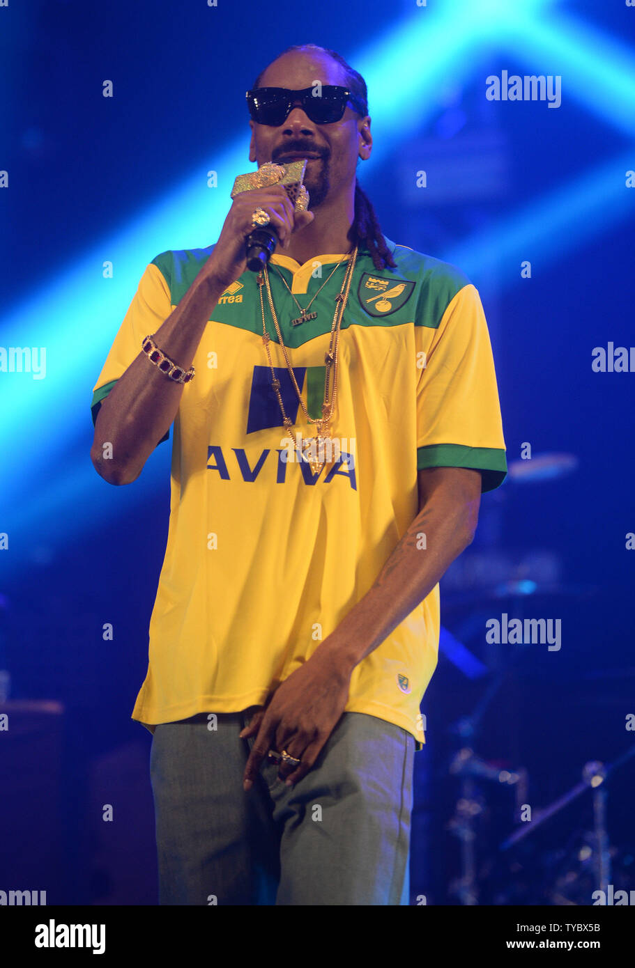 American rapper snoop dogg hi-res stock photography and images - Alamy