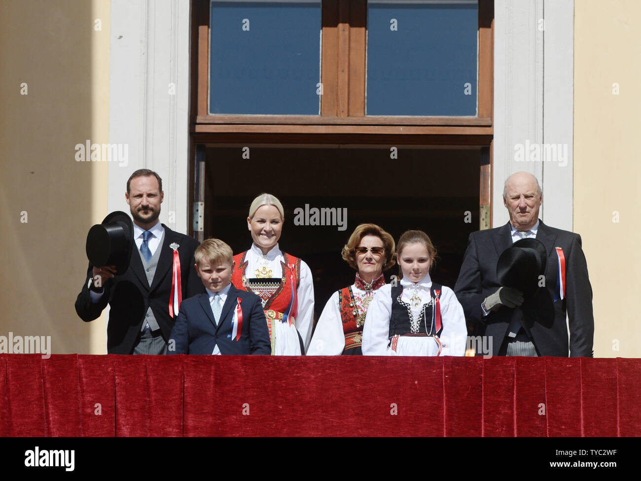 King harald v norway royal palace hi-res stock photography and images ...