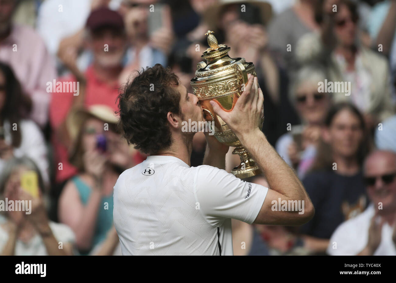 Andy murray wimbledon trophy hi-res stock photography and images - Alamy