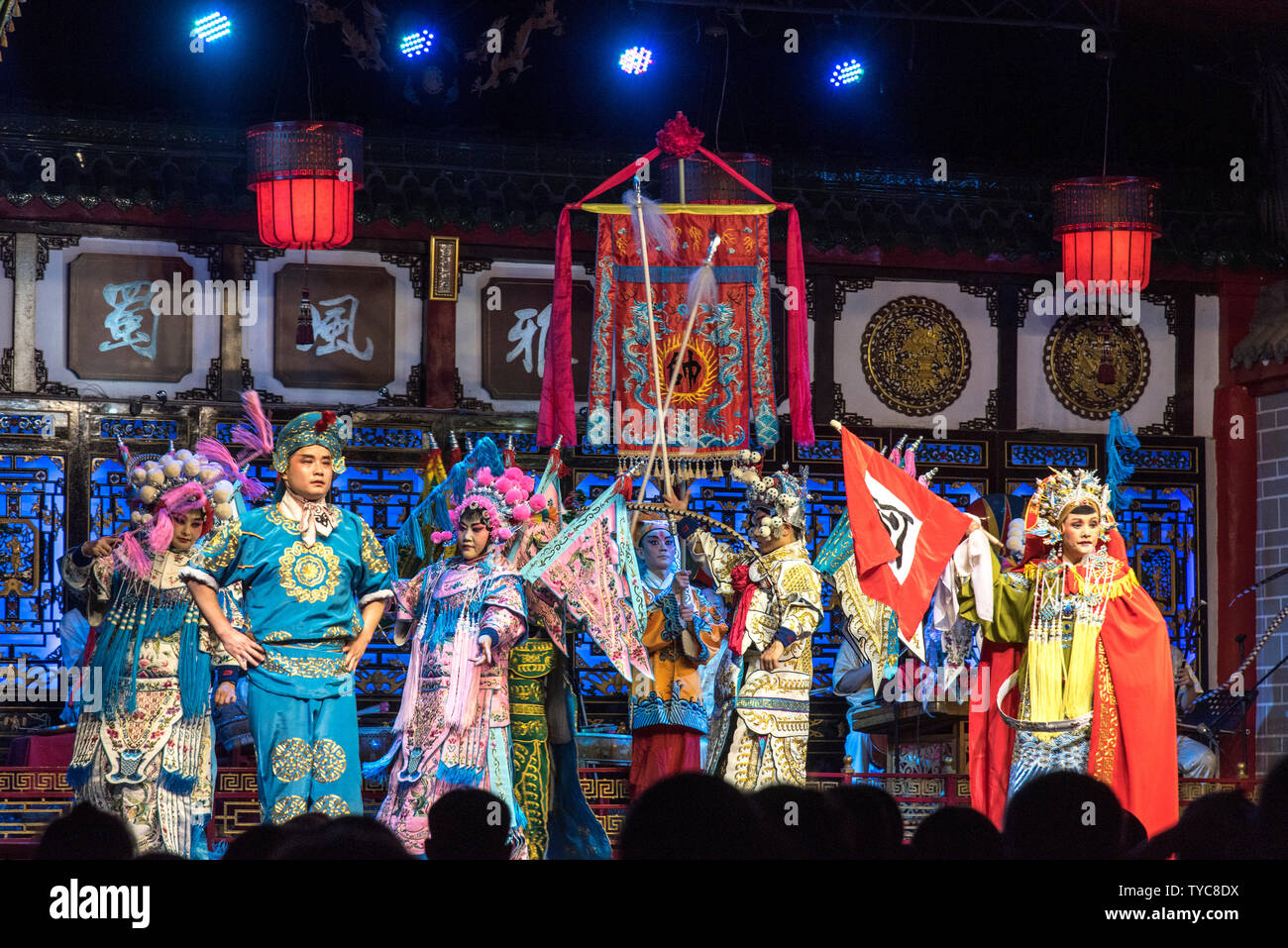 Traditional chinese headdress hi-res stock photography and images - Alamy