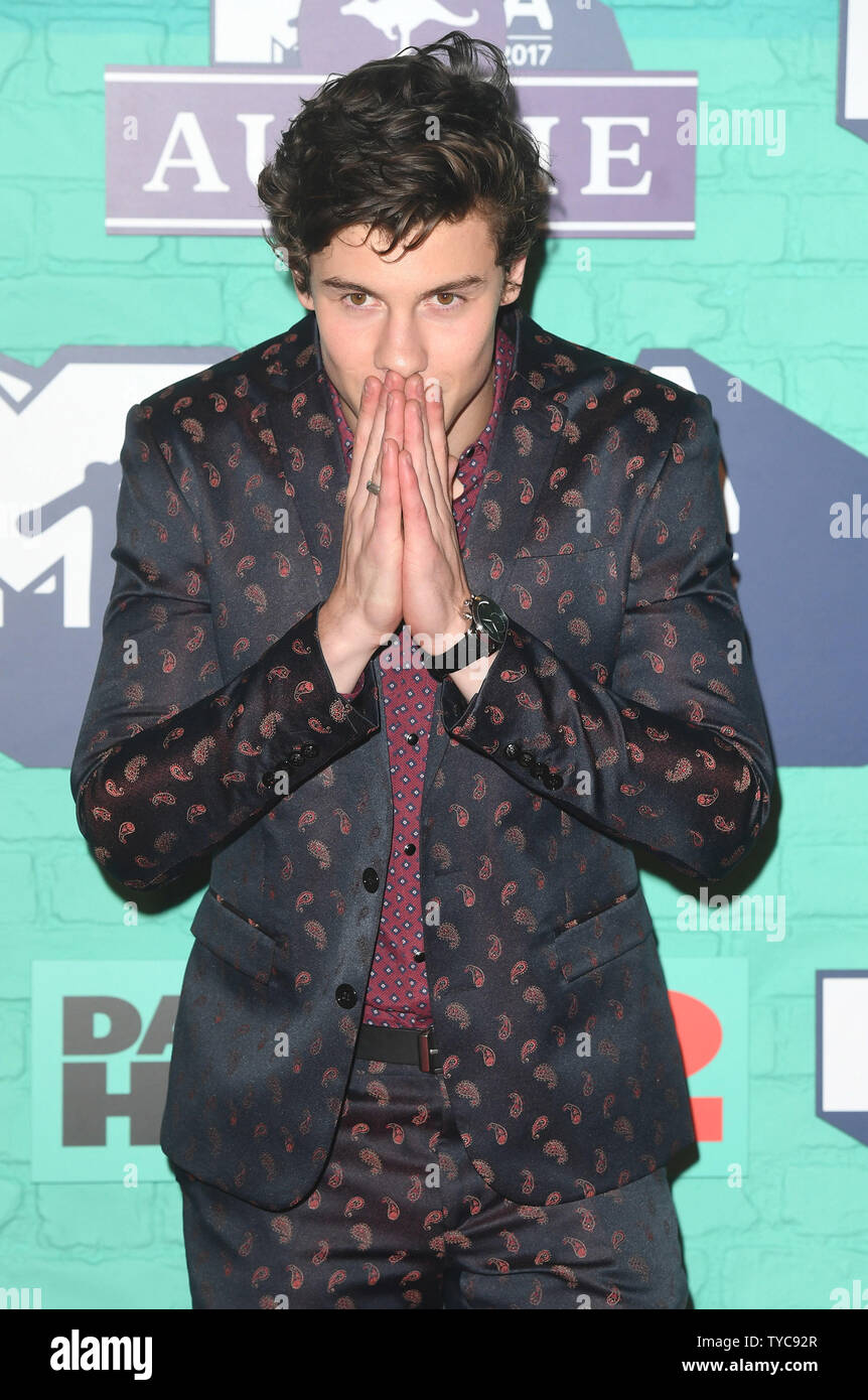 Canadian singer Shawn Mendes attends the red carpet arrivals of MTV ...