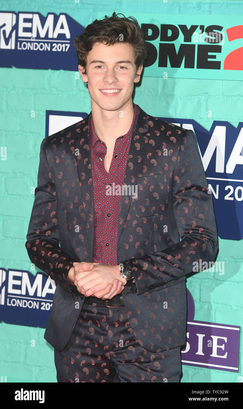 Canadian singer Shawn Mendes attends the red carpet arrivals of MTV ...