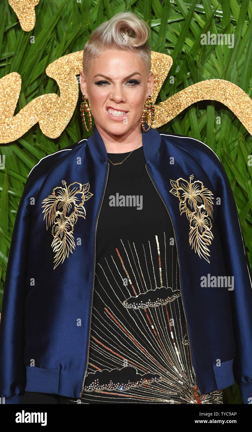 Pink singer 2017 hi-res stock photography and images - Alamy