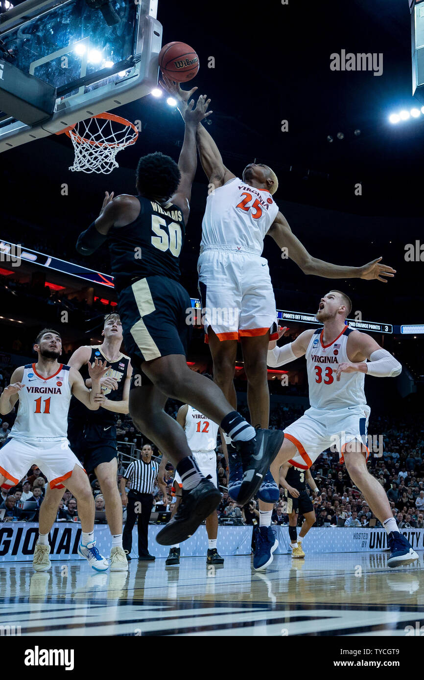 Virginia Cavaliers forward Mamadi Diakite (25) blocks the shot of ...