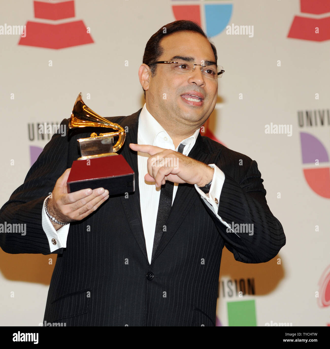 Singer Gilberto Santa Rosa appears backstage with his Best Salsa Album ...