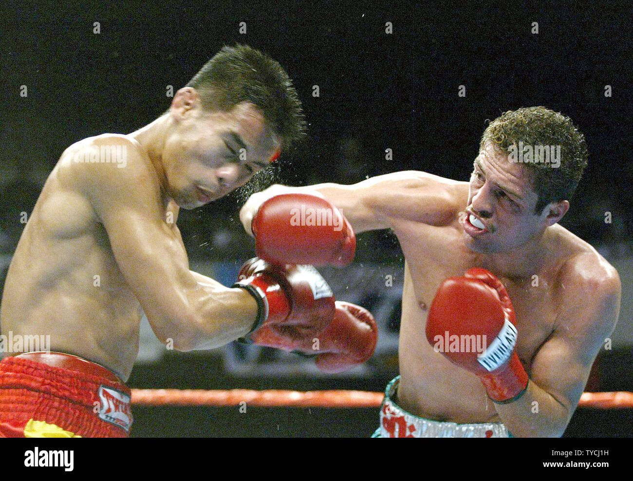 Super Bantamweight champion Oscar Larios of Mexico (right), retains his ...