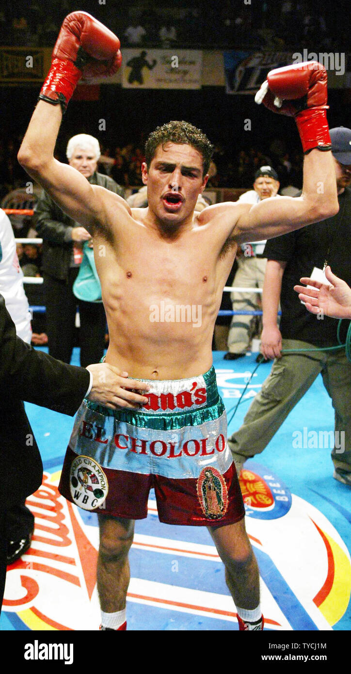 Super Bantamweight champion Oscar Larios of Mexico, retains his title ...