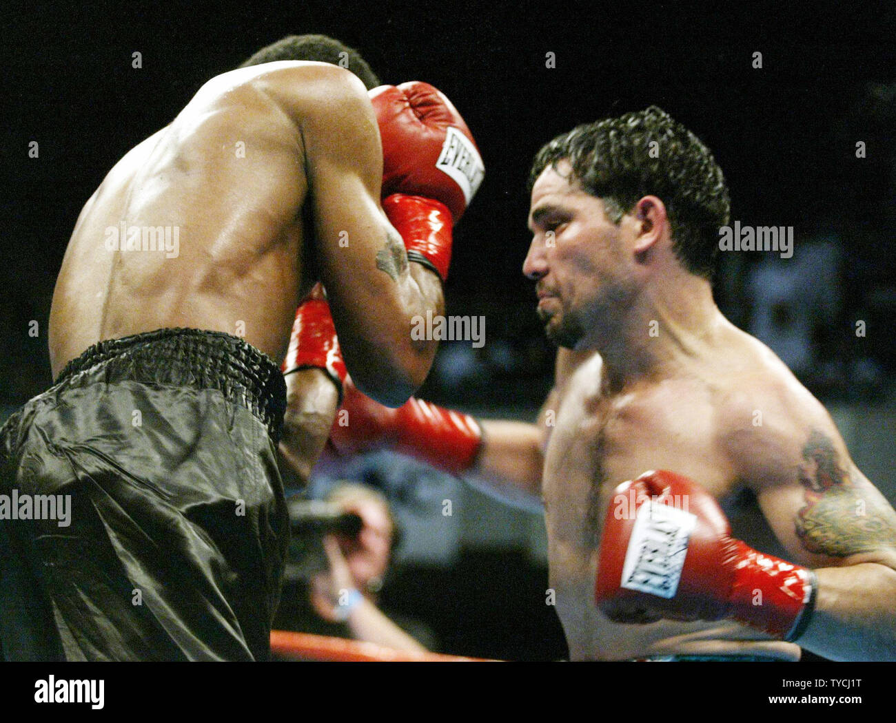 Javier Jauregui (right), of Mexico won the vacant IBF Lightweight ...