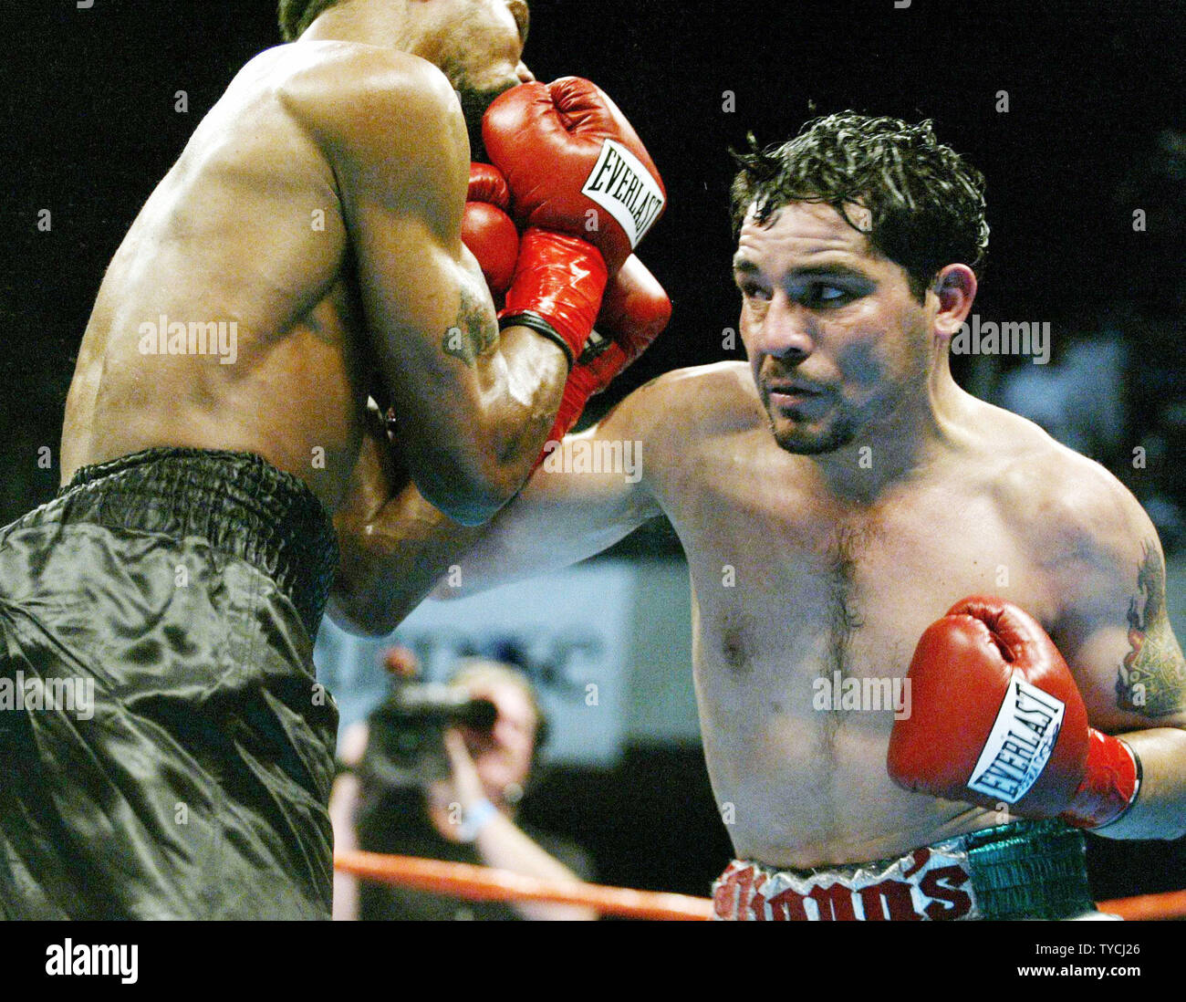 Javier Jauregui (right), of Mexico won the vacant IBF Lightweight ...