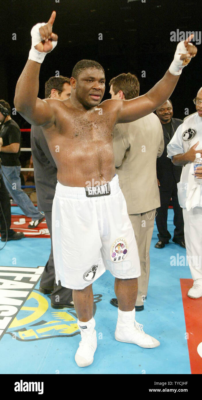 Undefeated Samuel Peter of Nigeria defeated heavyweight contender ...