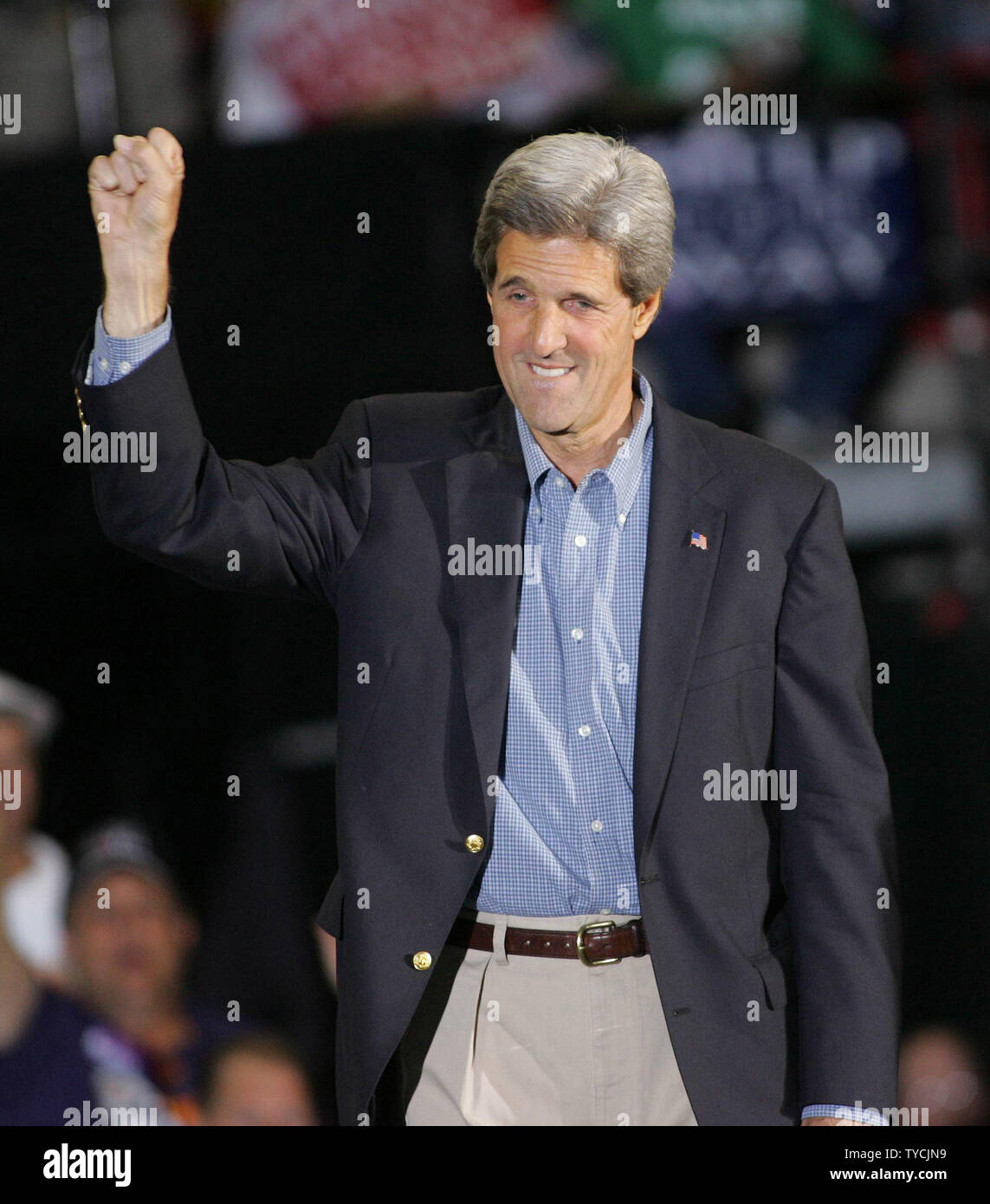 John Kerry arrives at the Kerry for President rally attended by 20,000 ...