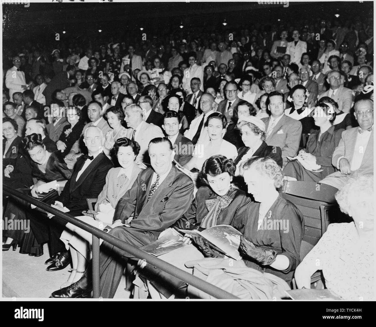 Audience in amphitheatre hi-res stock photography and images - Alamy