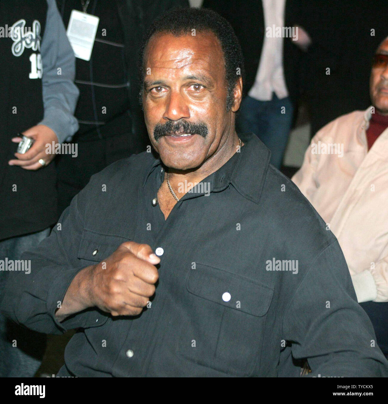 Fred williamson raiders hi-res stock photography and images - Alamy