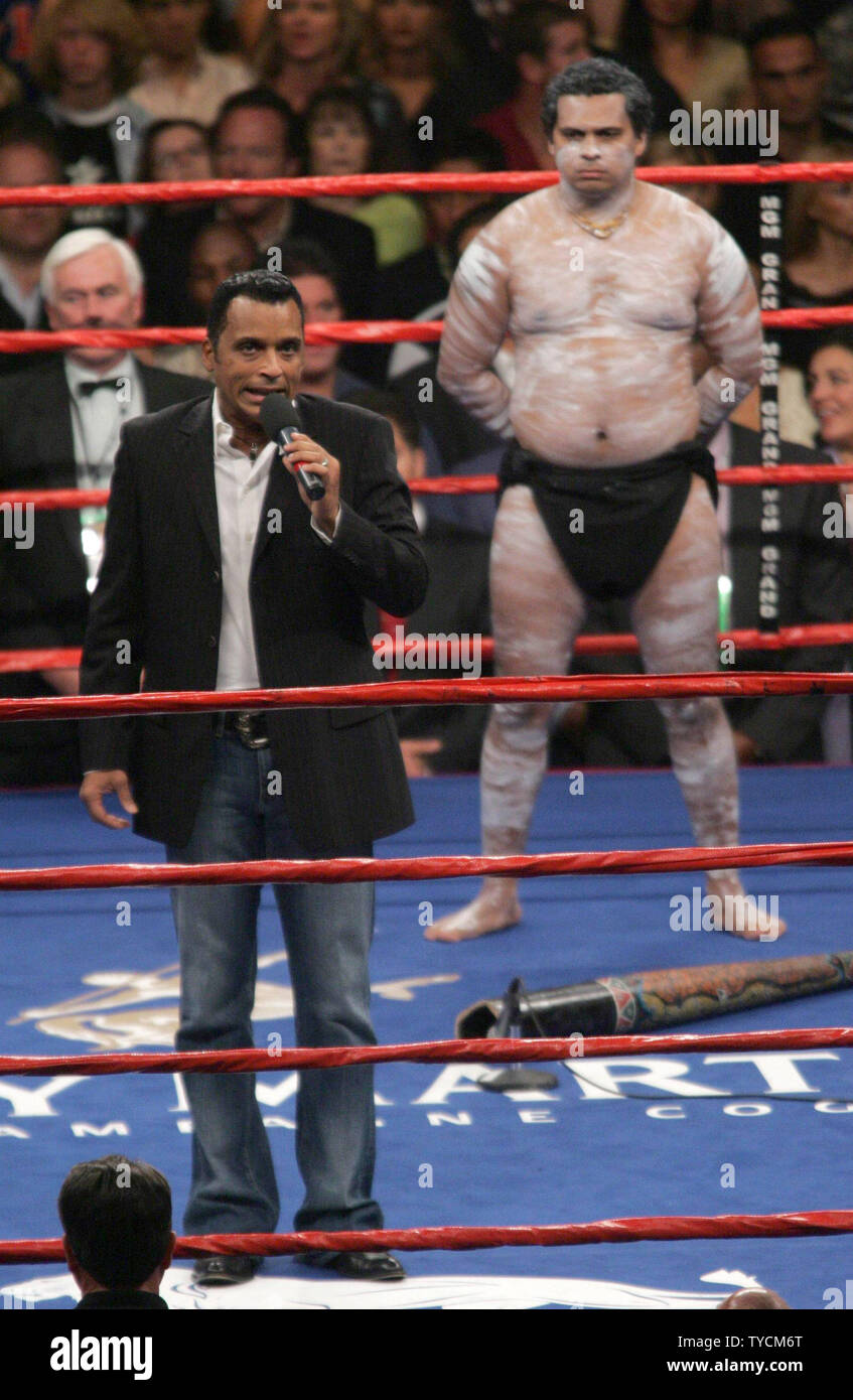 Latin singer John Secada sings the Star Spangled Banner and Mexican ...
