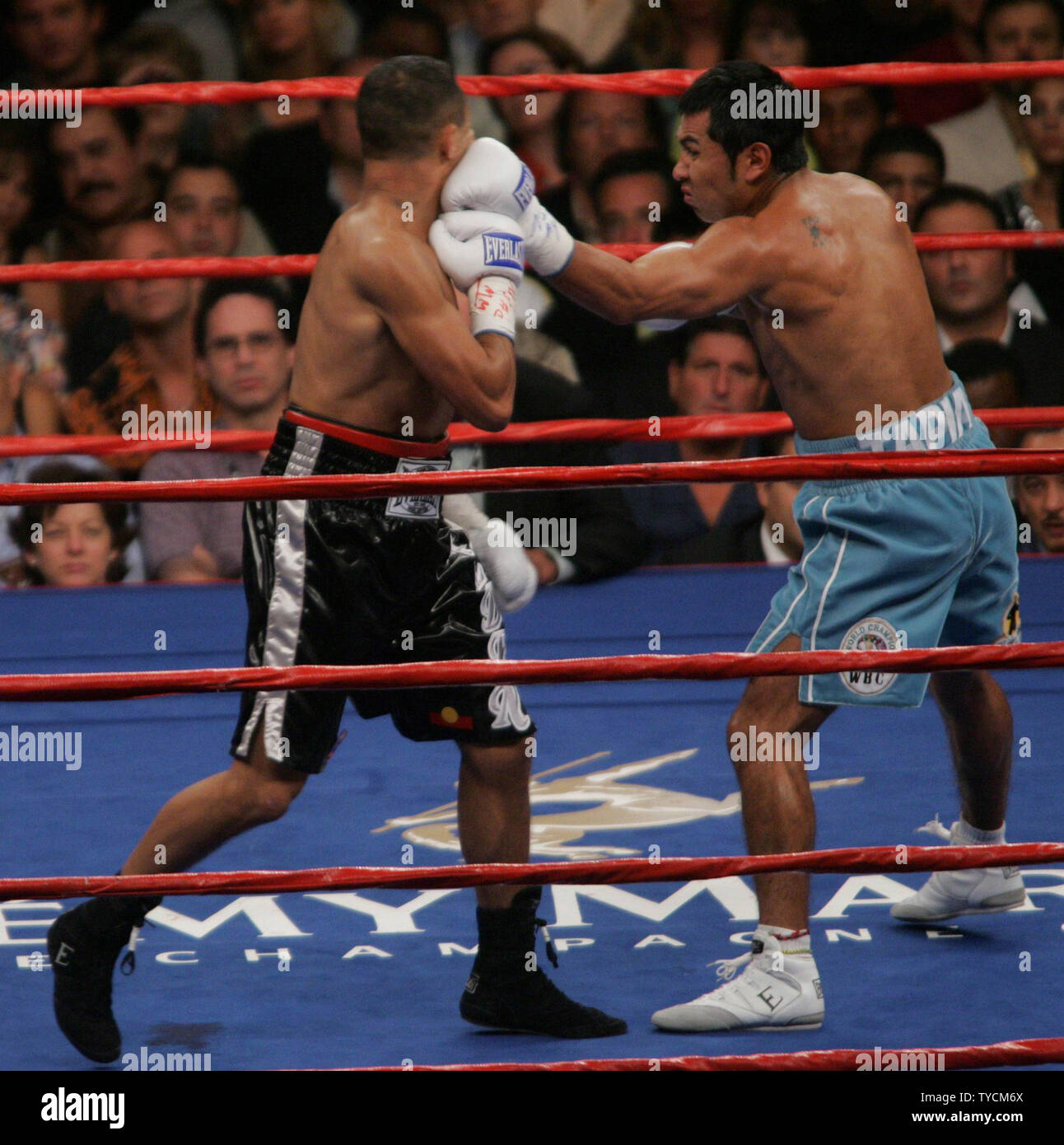 Marco Antonio Barrera of Mexico City attacks Robbie Peden of Brisbane ...
