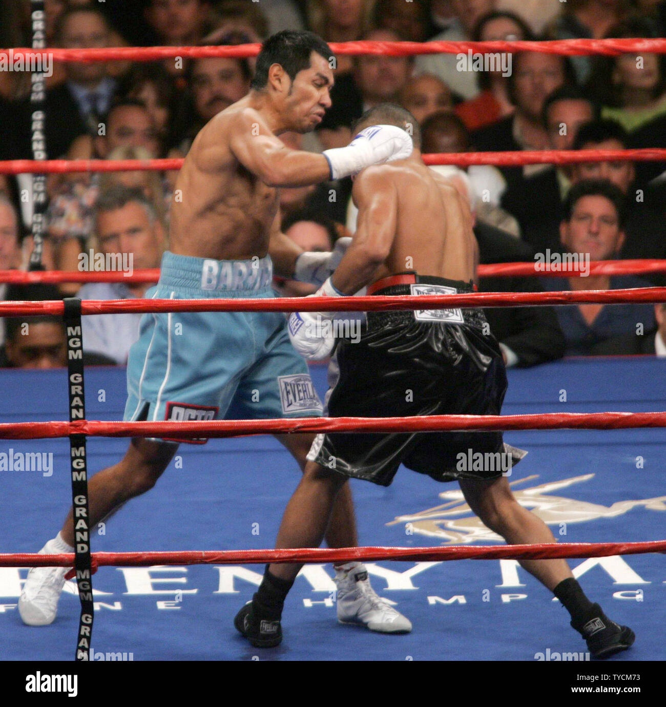 Marco Antonio Barrera of Mexico City attacks Robbie Peden of Brisbane ...