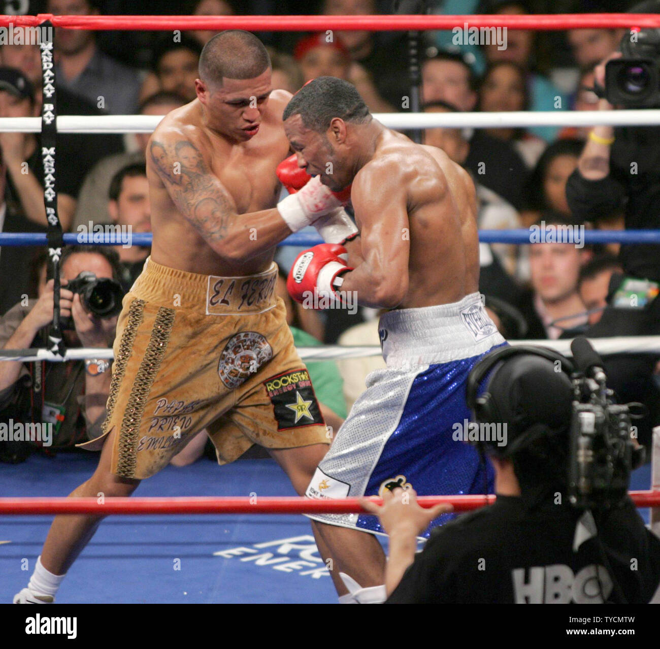 Shane Mosley (R) of Pomona, CA and Fernando Vargas of Oxnard, CA, mix ...
