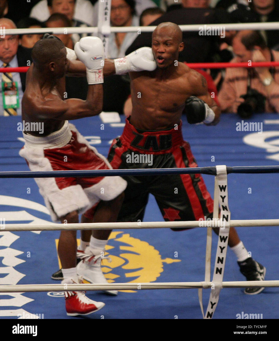 Floyd Mayweather Jr. of Michigan (L) wins the Welterweight world title ...