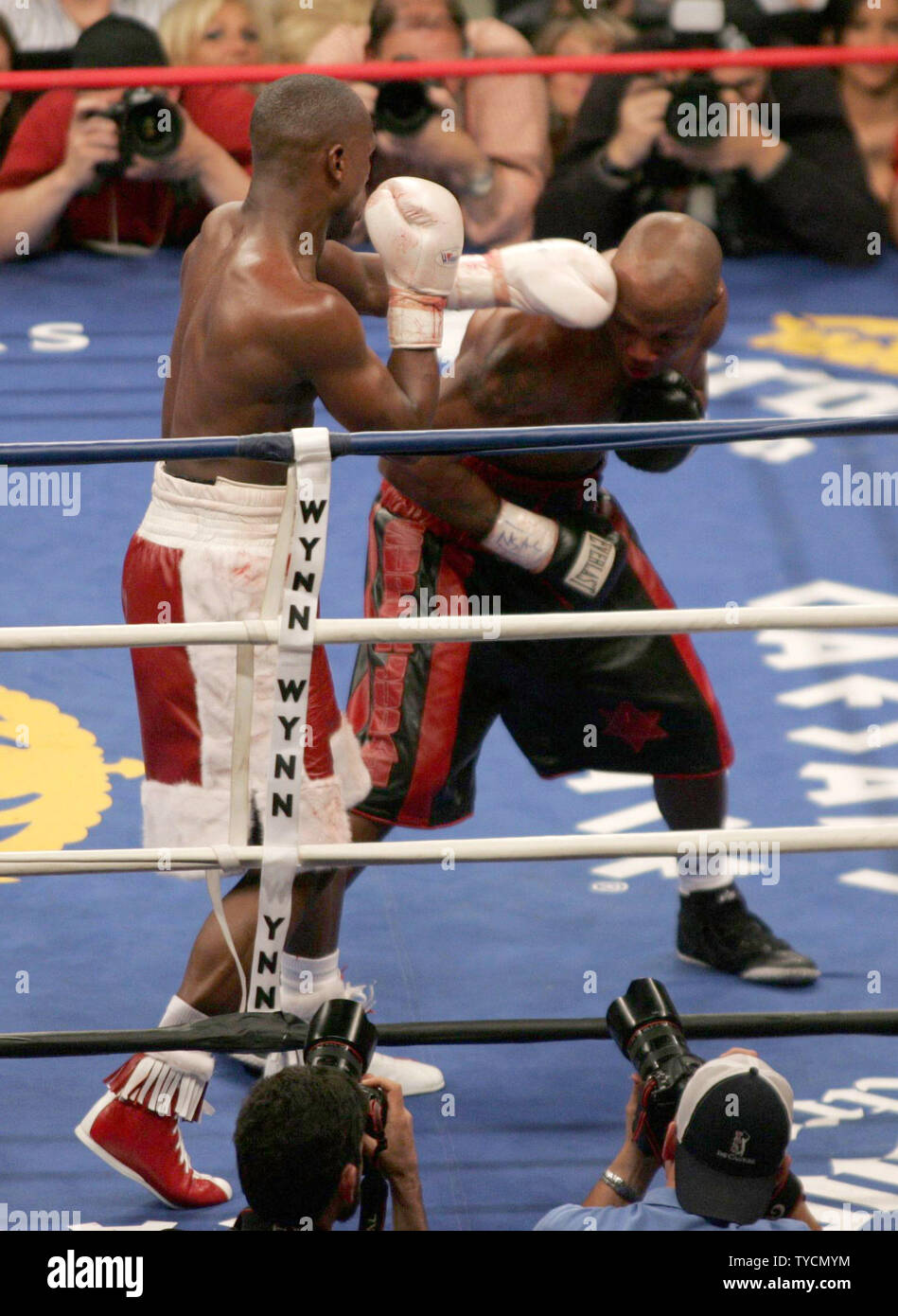 Floyd Mayweather Jr. of Michigan (L) wins the Welterweight world title ...
