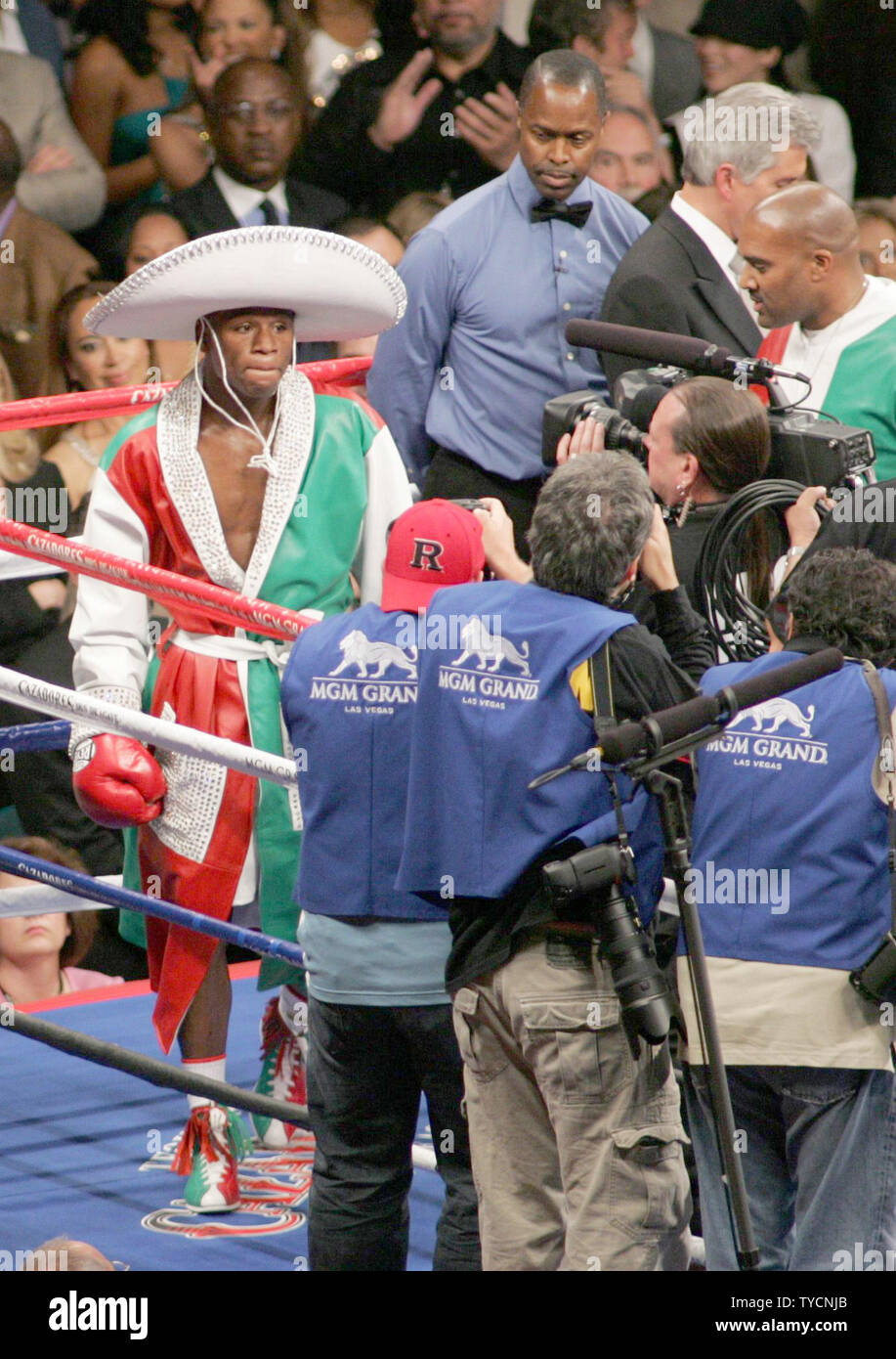 Floyd Mayweather Jr. enters the ring for his challenge of Oscar De La ...