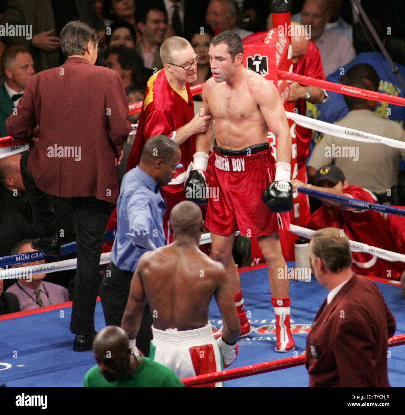 Oscar De La Hoya is given instructions by trainer Freddie Roach between ...