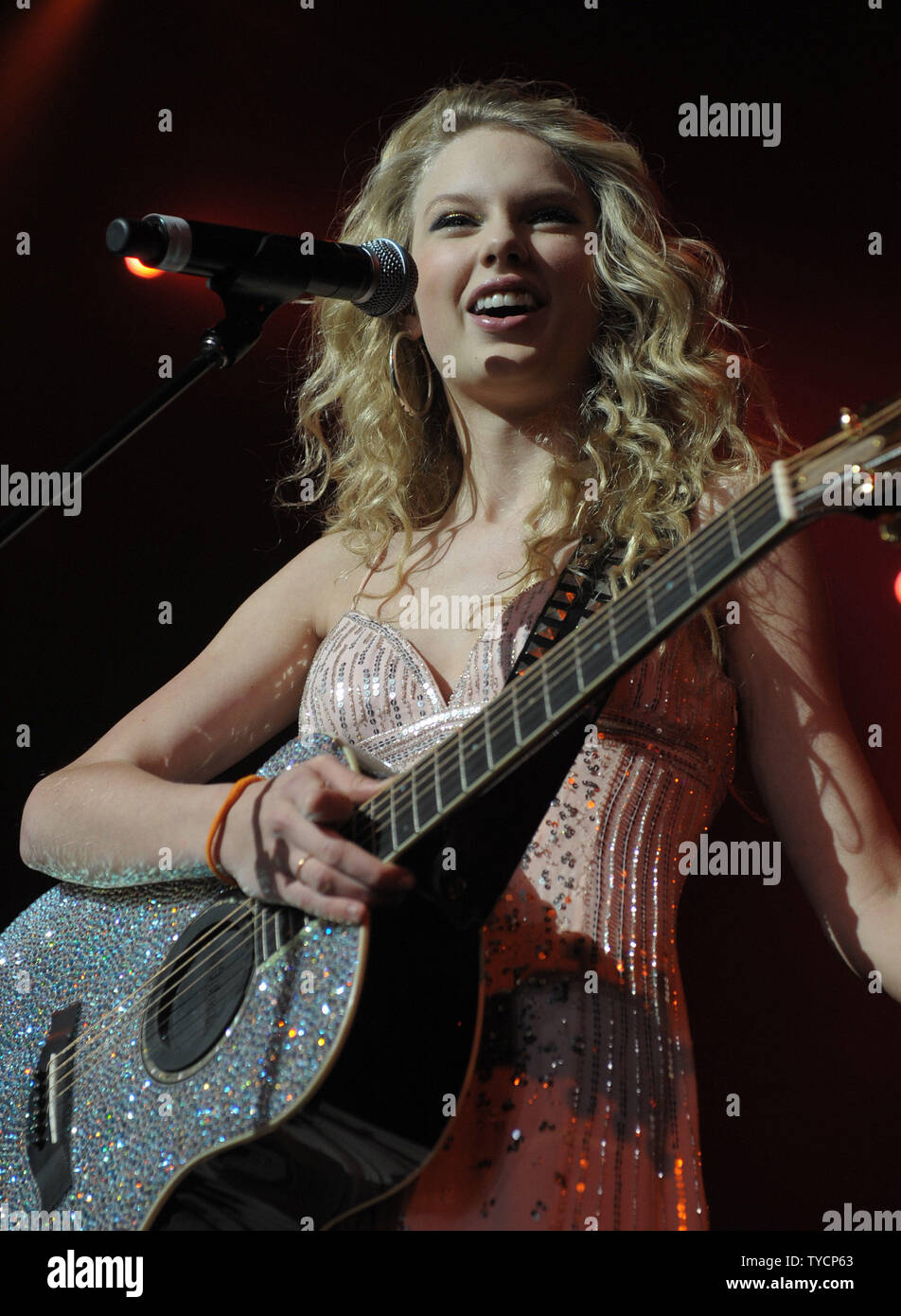 Taylor swift performs 2008 hi-res stock photography and images - Alamy