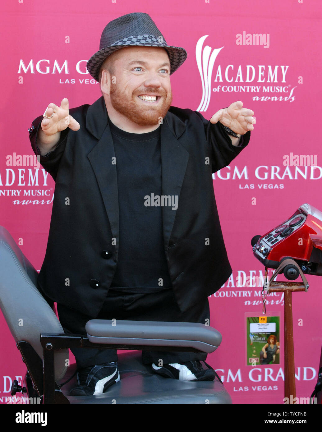 Two-Foot Fred arrives for the 43rd Academy of Country Music Awards at ...