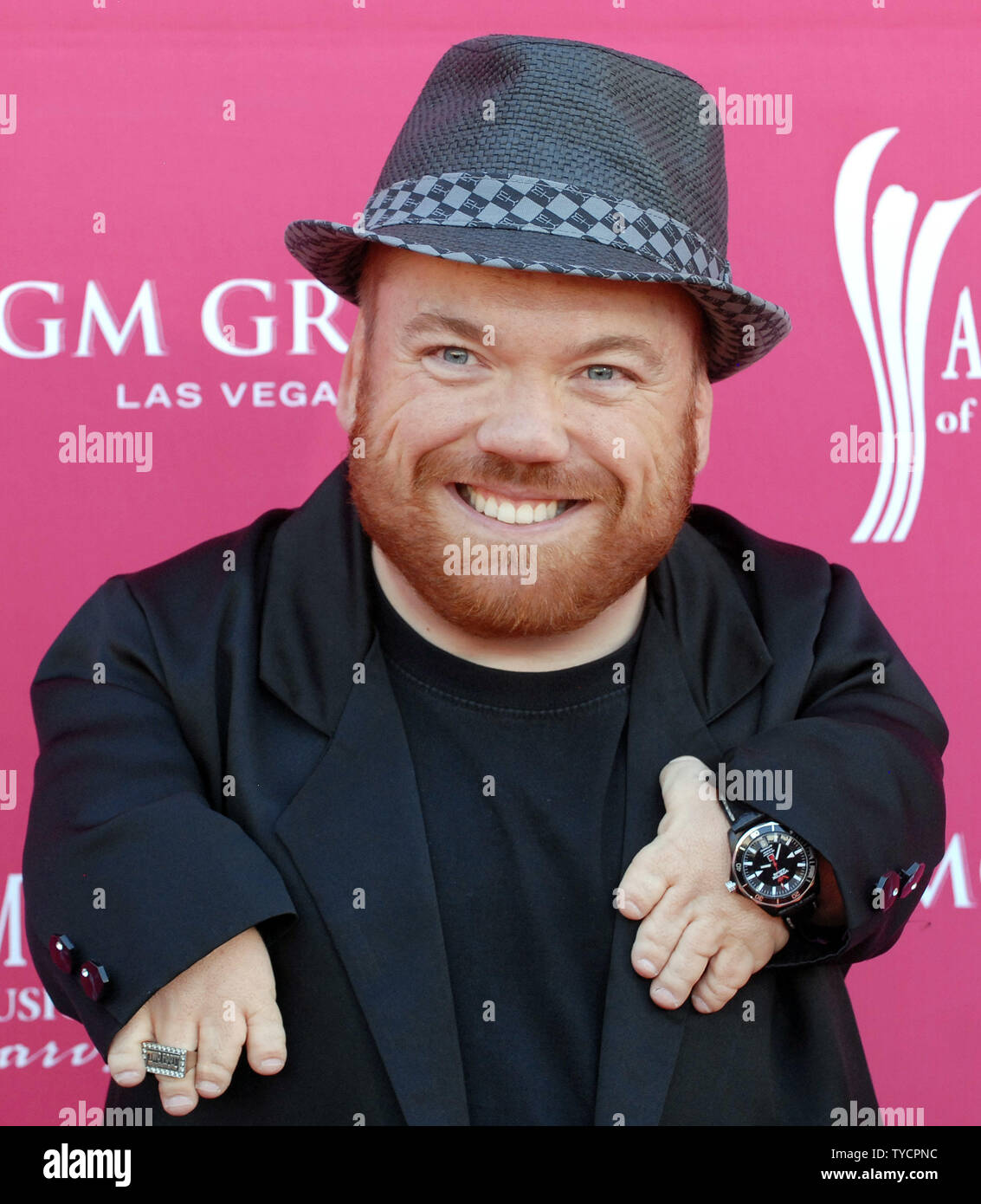 Two-Foot Fred arrives for the 43rd Academy of Country Music Awards at ...