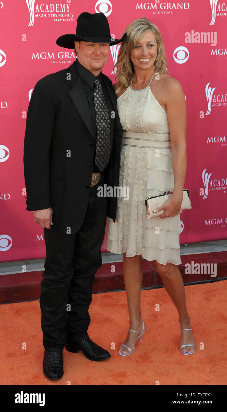 Tracey Lawrence and his wife Becca arrive for the 43rd Academy of ...