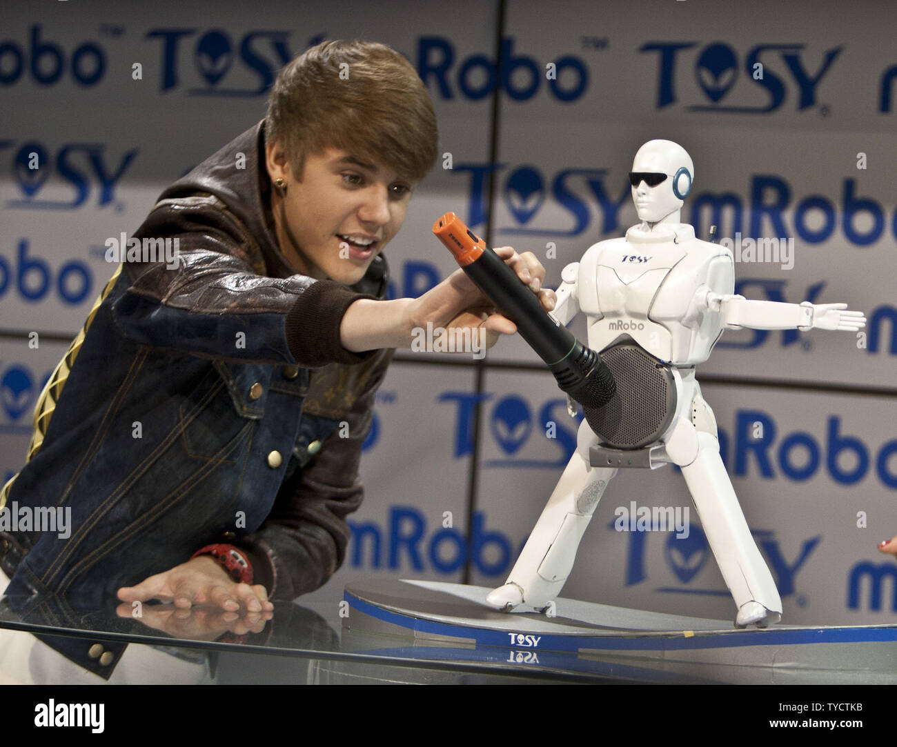 Justin Bieber plays with mRobo Ultra Bass portable speaker and dancing ...